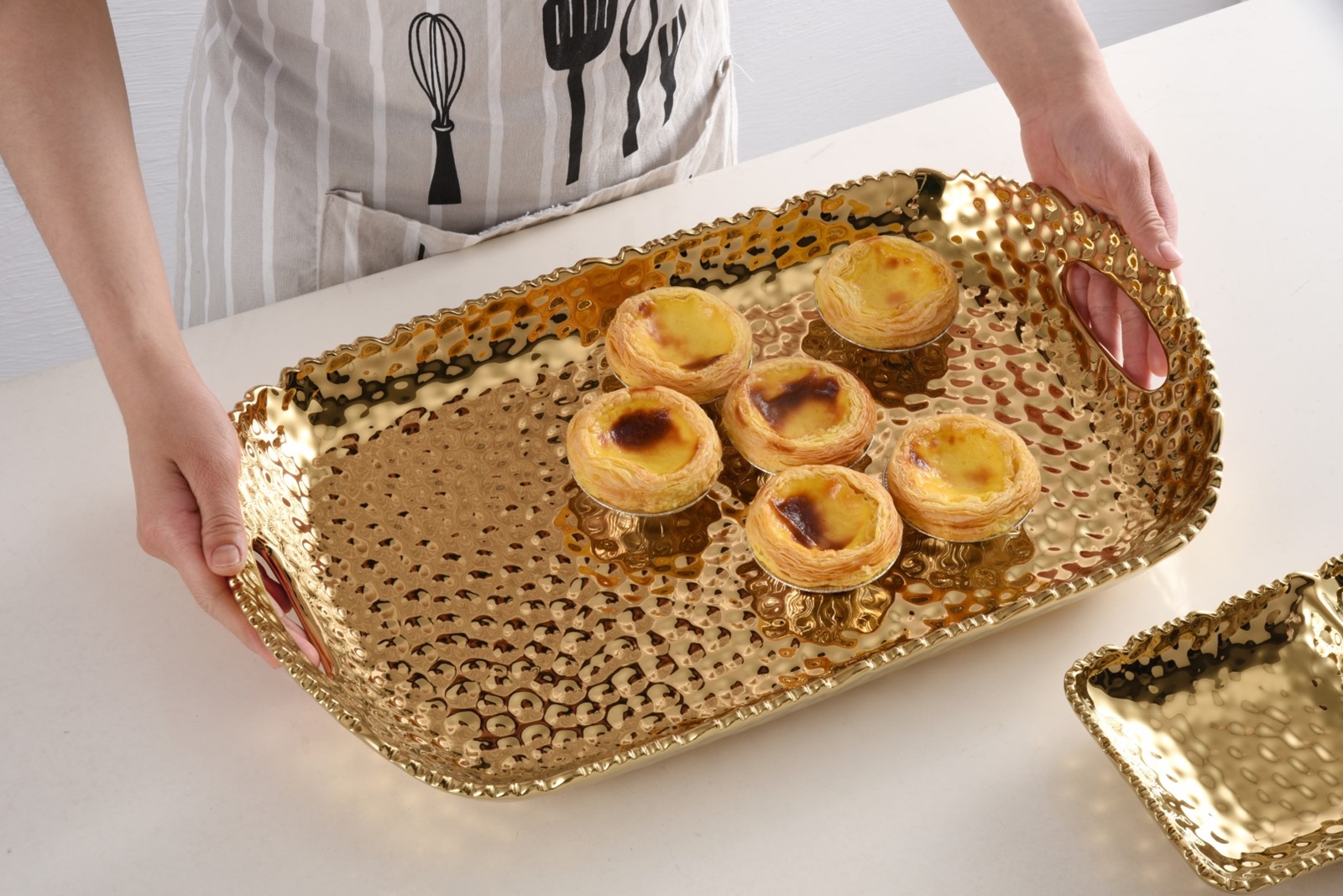 Medium, gold serving platter – PAMPABAY